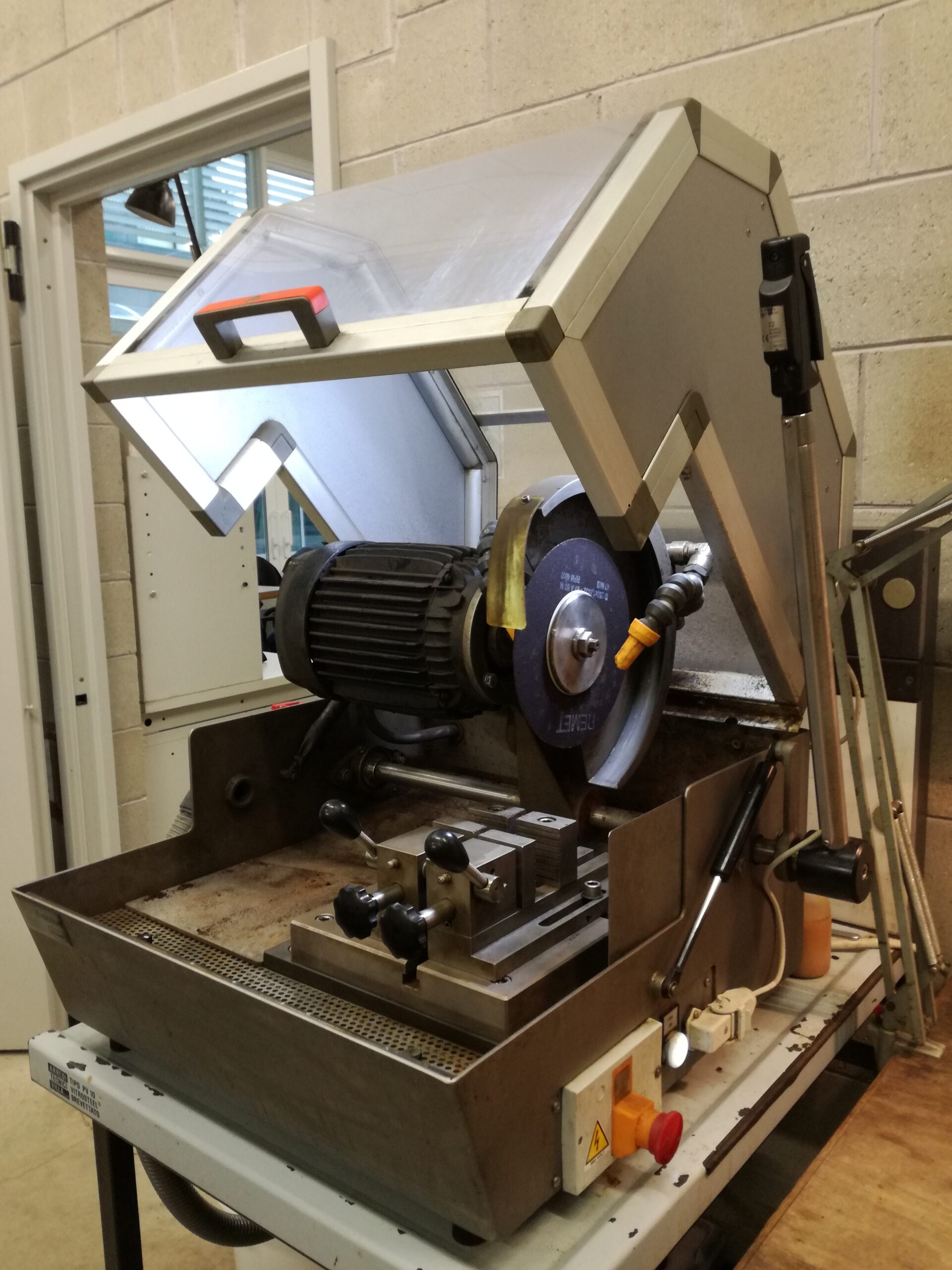 Cutting machines – Metallurgical Testing Laboratory