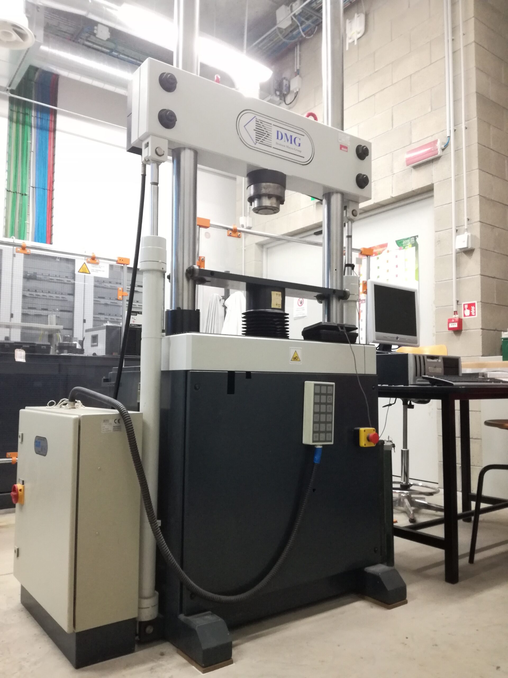 Fracture mechanics test machine – Metallurgical Testing Laboratory